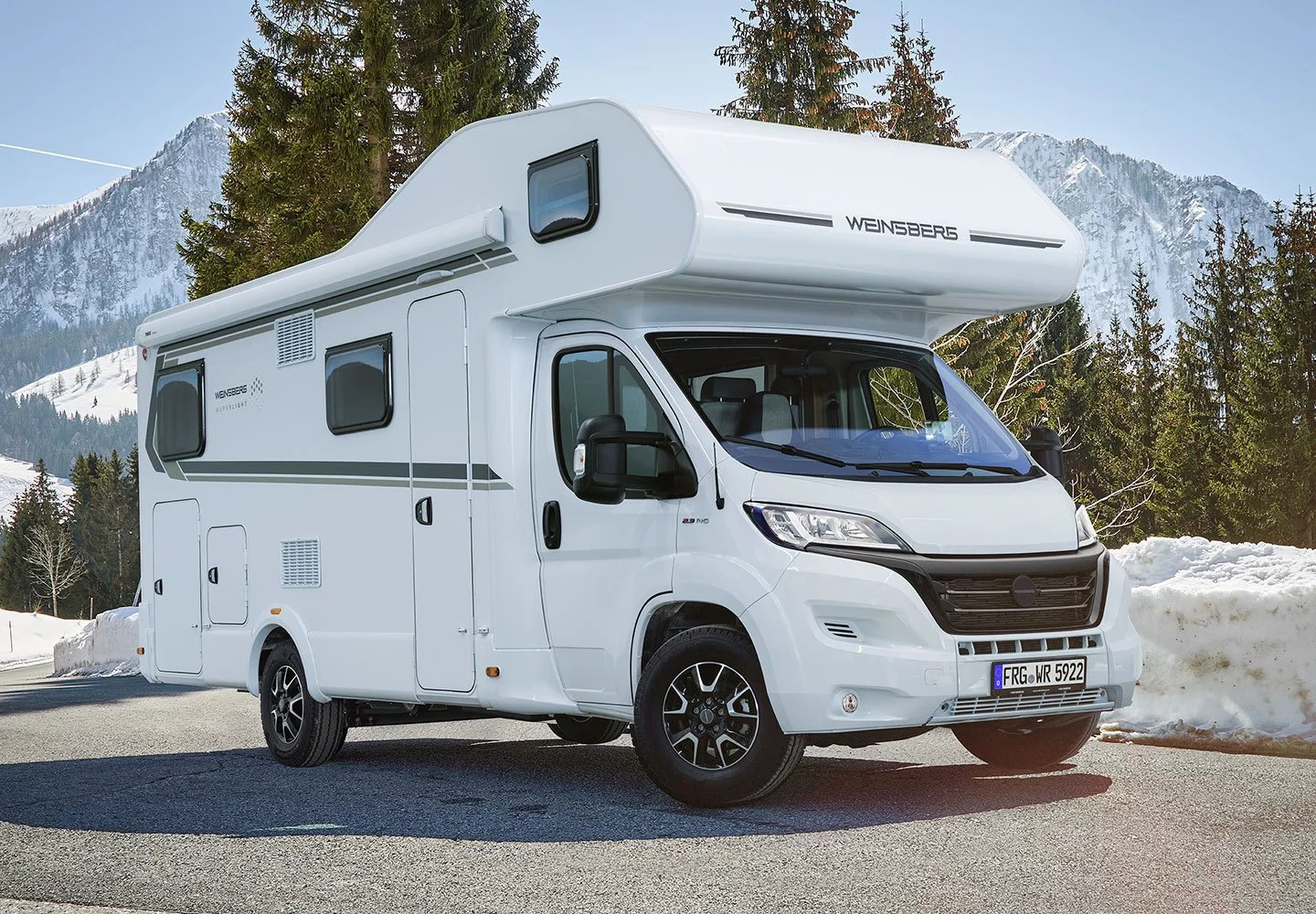 Rental RV Mościska • Weinsberg Carahome 700 DG