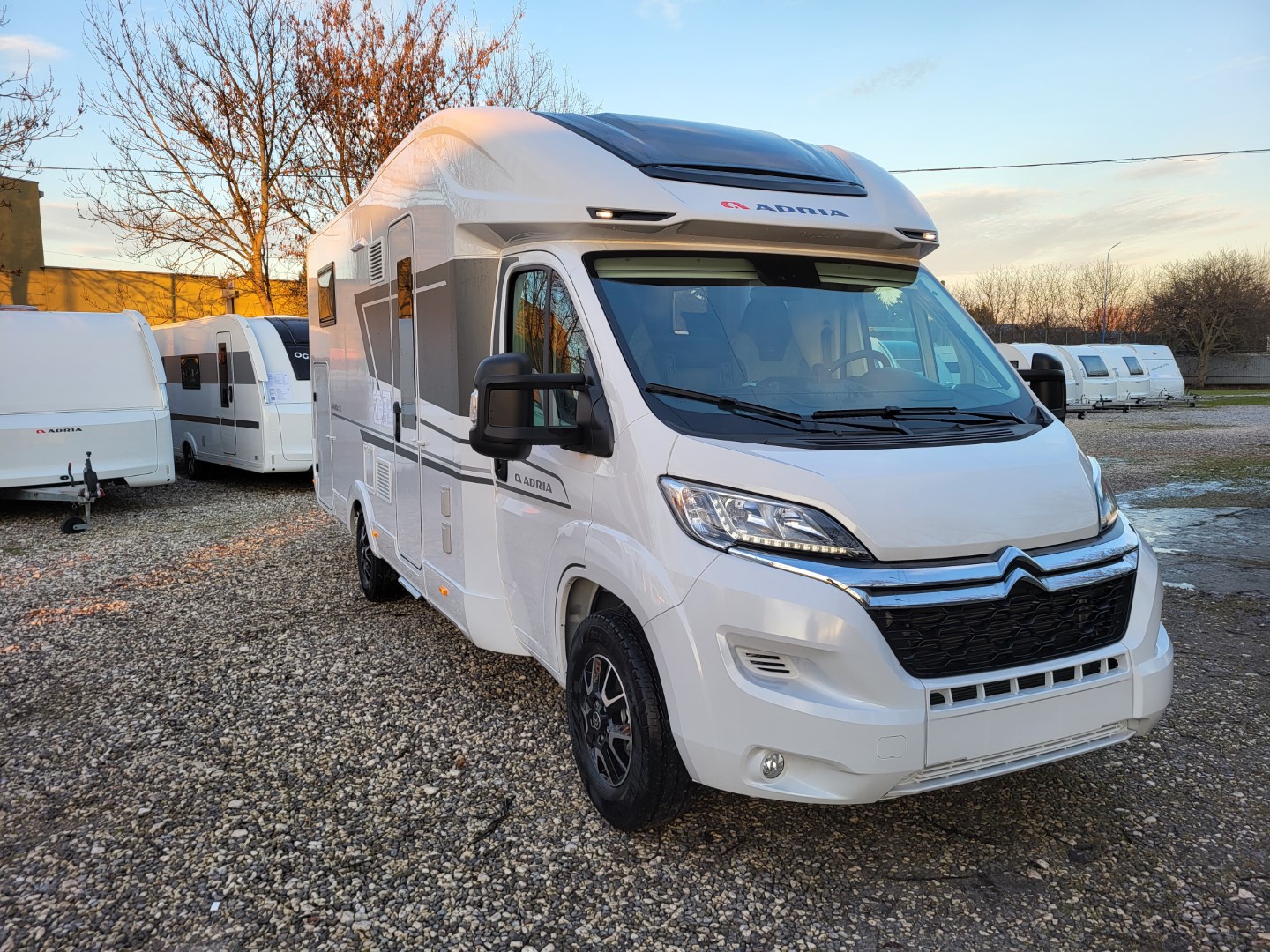 Sprzedaż kampera Warszawa • Adria Matrix Axess 670 SL